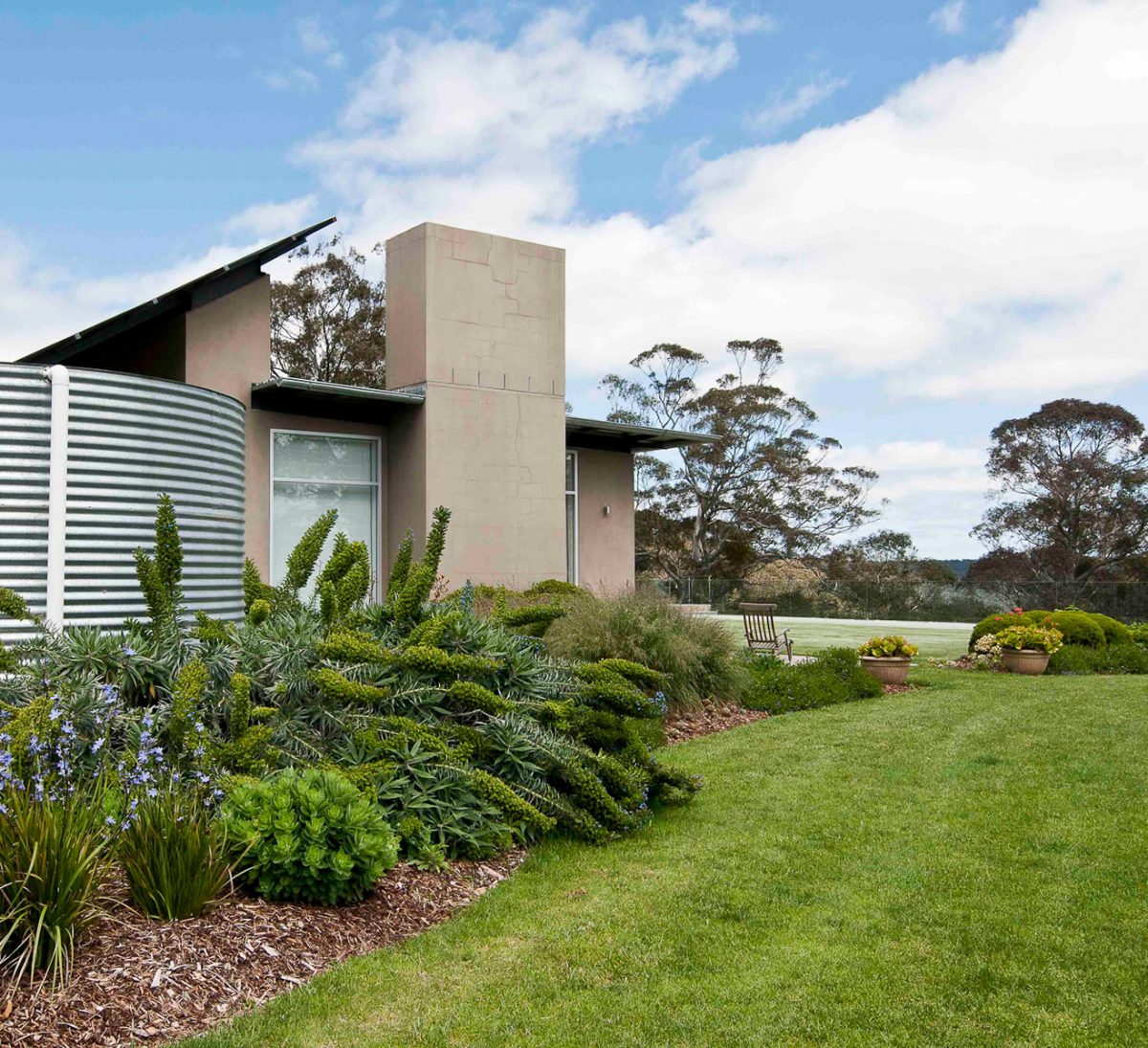 Earth Mounded Garden - Nicholas Bray Landscape Architect